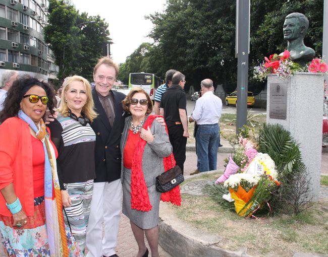 Mais fotos da emocionada inauguração do busto de Stuart Angel ...