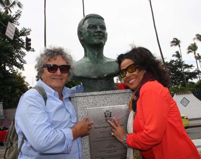 Mais fotos da emocionada inauguração do busto de Stuart Angel ...